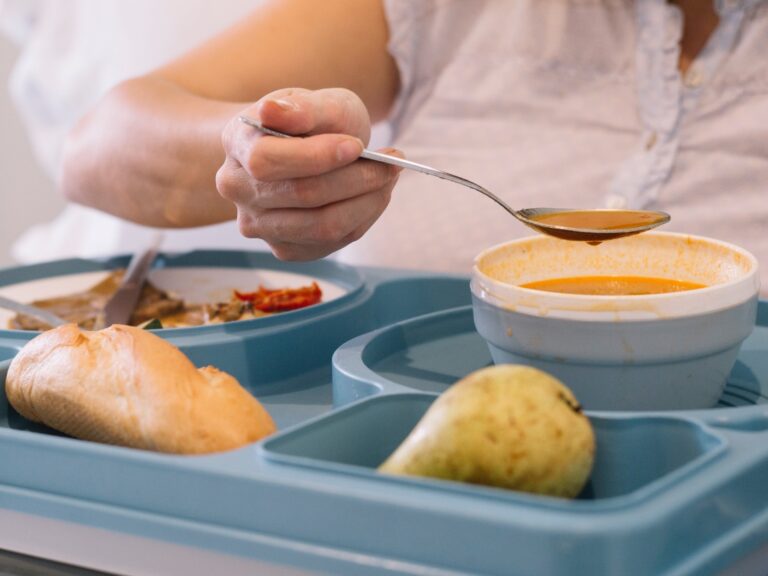 How to Provide Fresh and Healthy Hospital Food for Workers